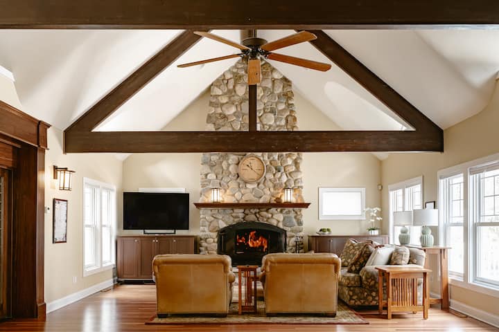 Family Estate 6 Bdrm/5.5 Ba/pool - Michigan City, IN