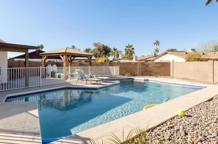 One Of Largest Heated Pools Around! Top Location! - Mesa, AZ