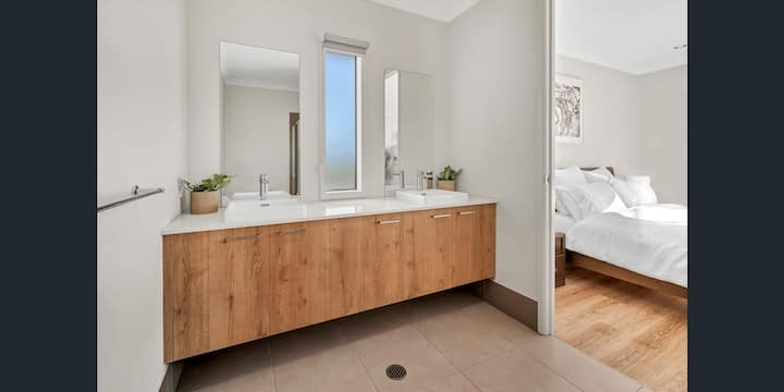 Spacious And Cozy 5-bedroom Home In Pimpama - Jacobs Well