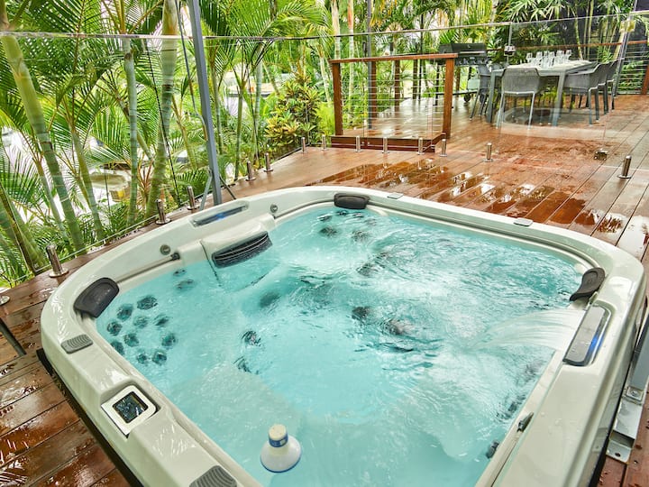 Family Waterfront Escape - Pool, Heated Spa - Gold Coast