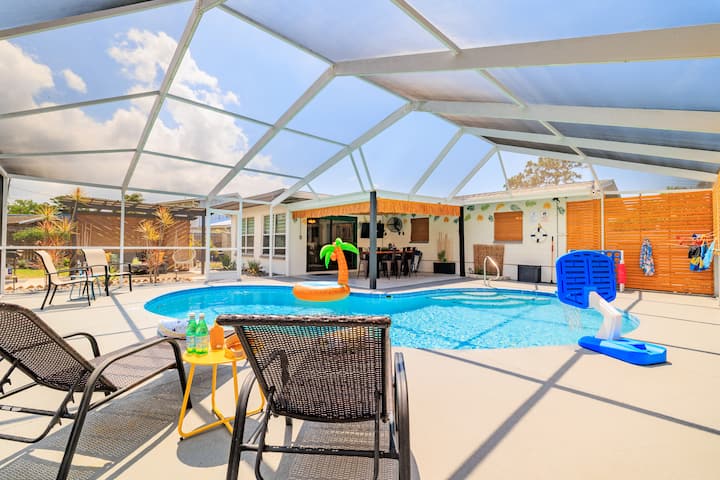 Tropical Poolside Escape W/ Free Pool Heat! - St. Petersburg, FL