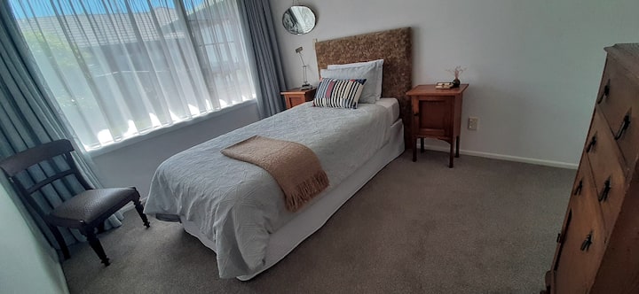 Classy Guest Wing With Continental Breakfast - Eltham