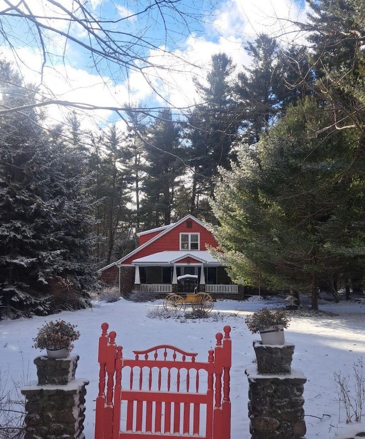 Center Of Everything, Historic Poconos Cottage - Pocono Pines, PA