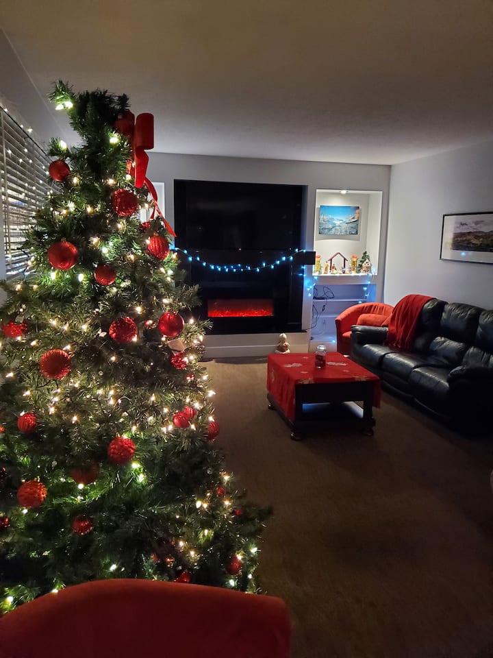 Across From The Lake 3 Bedroom Home - Kelowna
