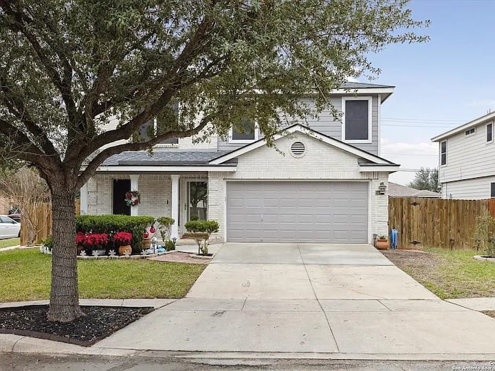 Spacious 4br Near Lackland, Seaworld, & Downtown. - San Antonio