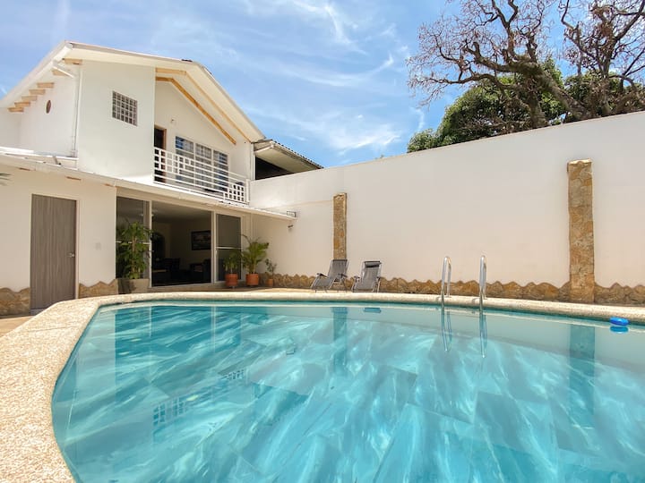 House 5 Stars+pool+wifi+great Location, Cali - 산티아고데칼리