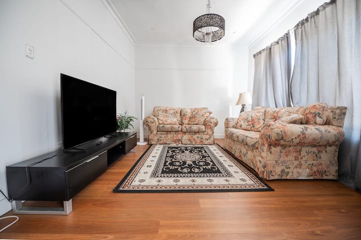 Classic Decor, Freshly Painted 3 By 2 Quiet Home - Lara, Australia