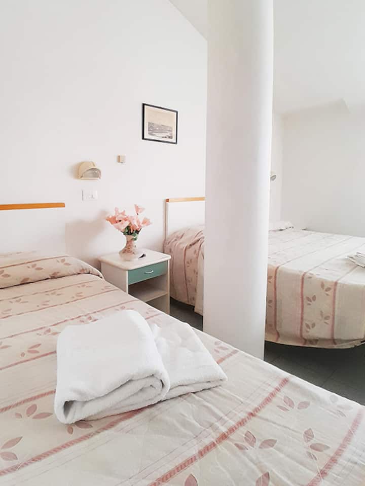 Stanza Tripla Con Bagno Privato In Hotel - Cattolica