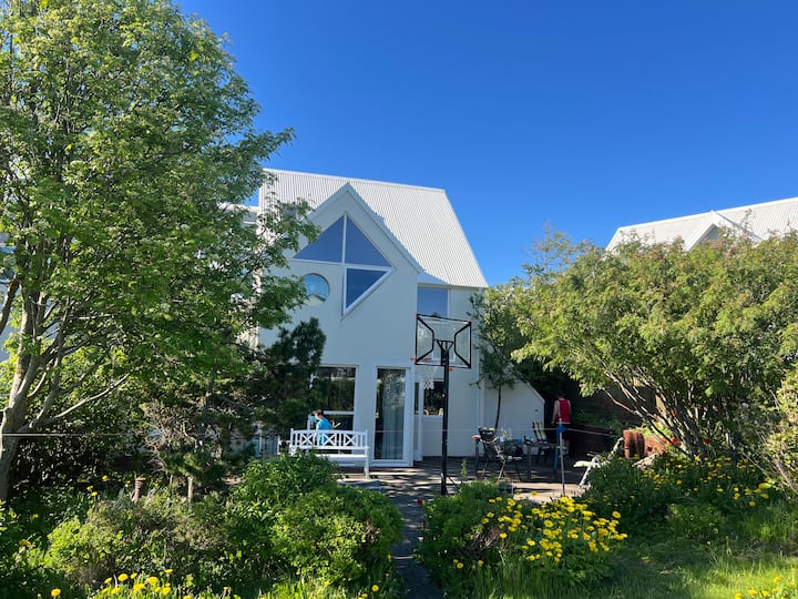 Central 3-4 Bdr Family House, Close To The Sea - Reykjavík