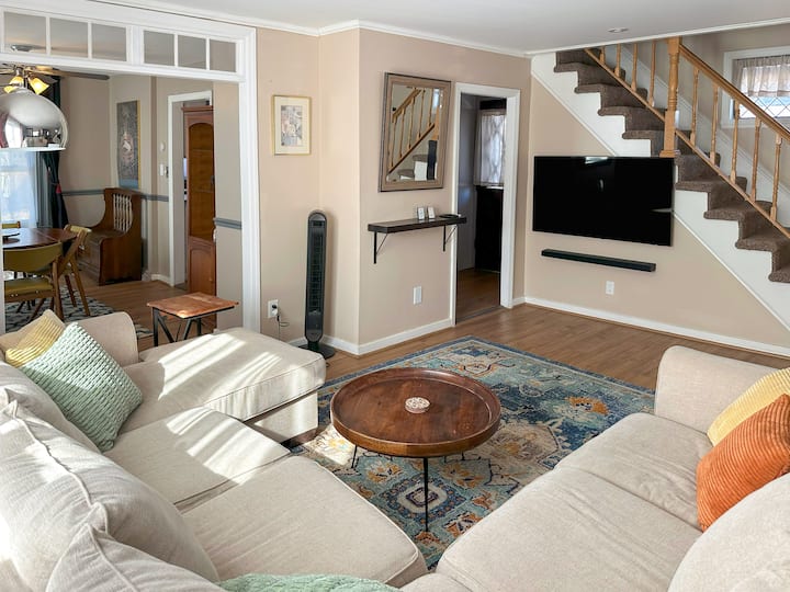 Cozy Colonial - Private Hot Tub & Entire House - Stratford, CT