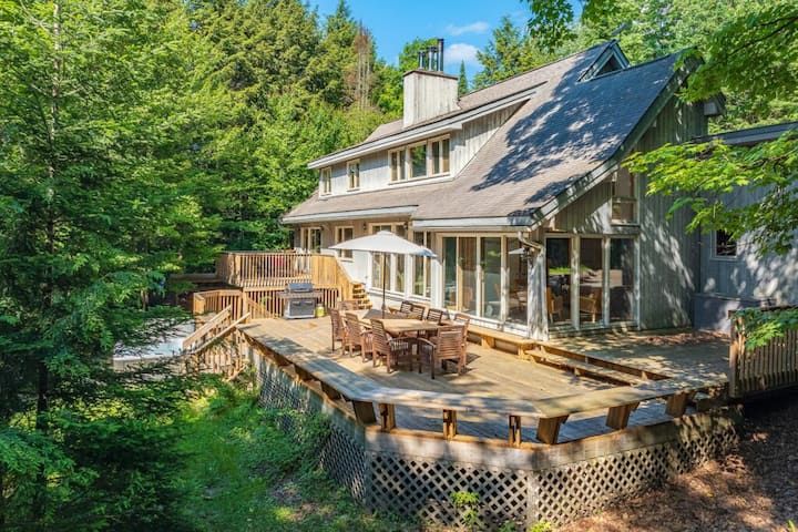 Spacious Lakefront With Hot Tub, Large Deck, Wi-fi - Huntsville