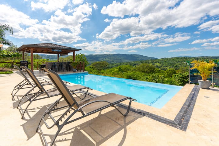 Villa Valentina Holidays  Infinity Pool. - República Dominicana