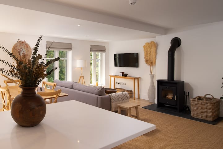 River View + Balcony | 1 Br | Beach 10 Min Walk - Lynmouth