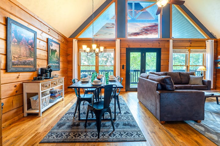 Serene | 2 Mi From Parkway | Pool | Hottub | Pets - Sevierville, TN