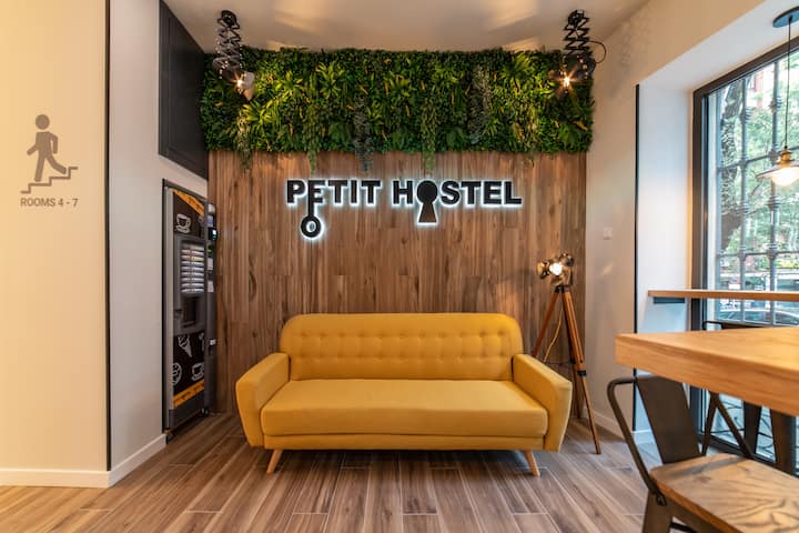 Habitación Privada Para 8 Personas Con Baño - Madrid