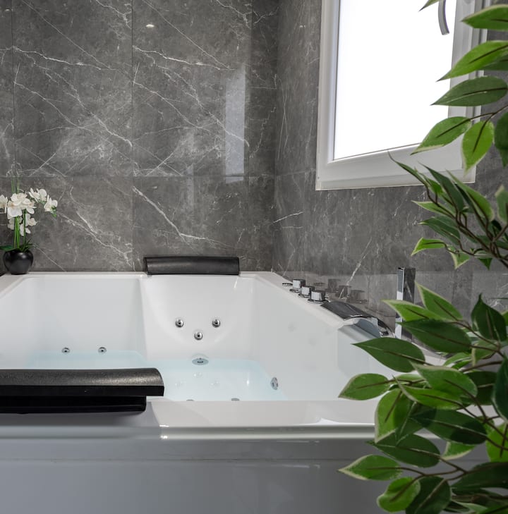 Escapade Détente : Jacuzzi Xxl & Terrasse • 2 Pers - Lieusaint