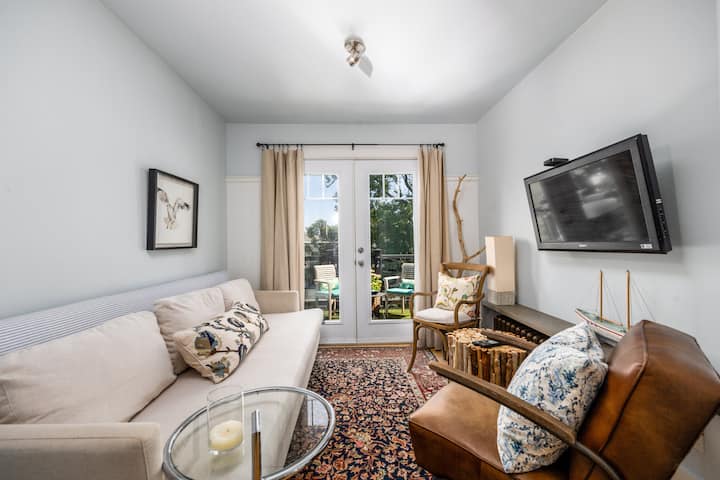 Downtown 1 Bd Breezy Black House Attic Get-away - Charlottetown