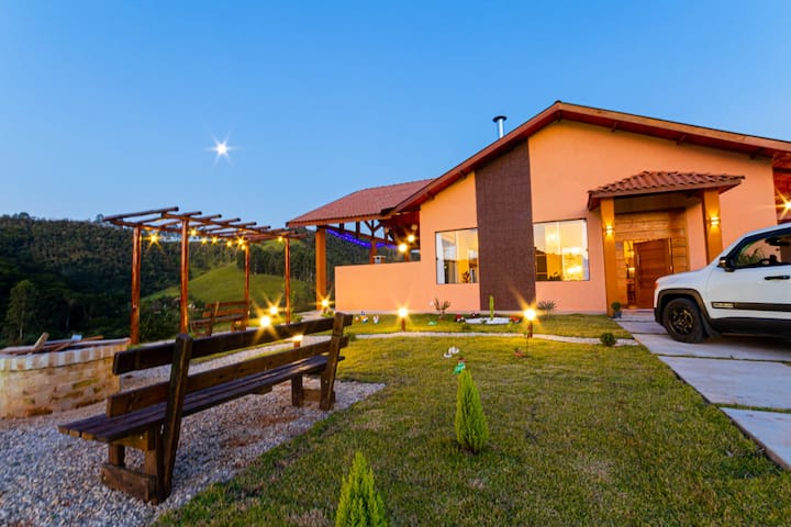 Chalé Alto Padrão, Vista Linda , Hidro, Lareira - Santo Antônio do Pinhal