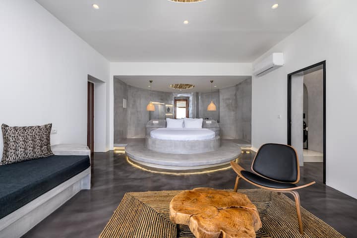 Leon-deluxe Suite With Outdoor Hot Tub & Sea View - Santorini