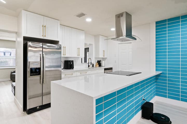 *New* St. Pete Designer Home: Movie Theater & Gym - St. Petersburg, FL