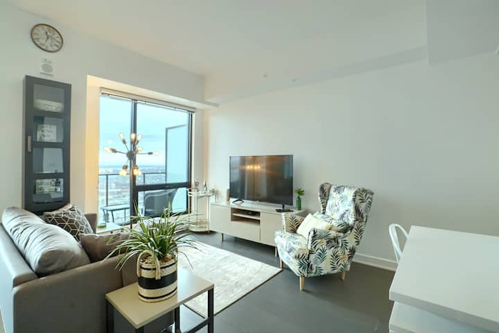Lovely 2 Bedroom/ 2 Baths Condo - Canadian Tower - Montreal