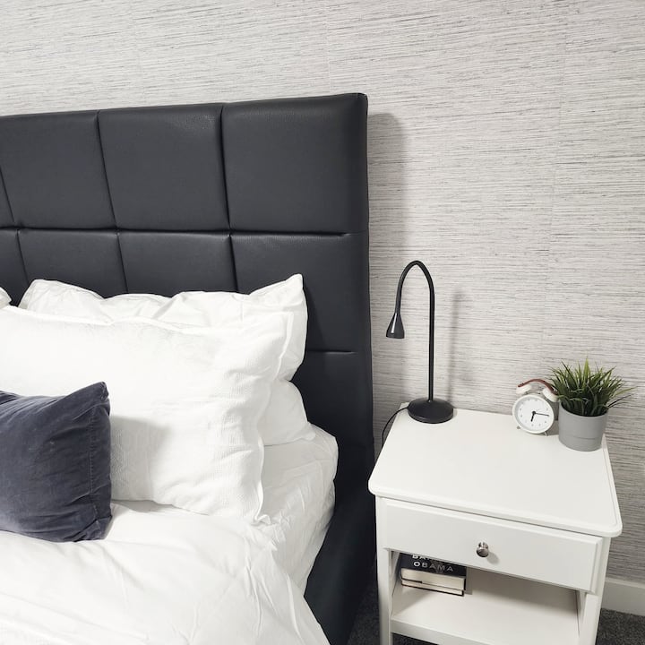 Townhome - Equipped Kitchen - King Bed- Amenities - Winnipeg
