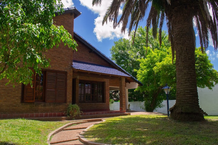 Amplio Chalet En Zona Centro - San José, Argentina