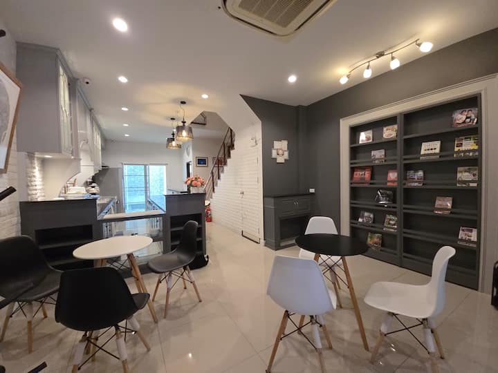 Prime Location 3-br Townhome -Easy Shopping Access - Chiang Mai