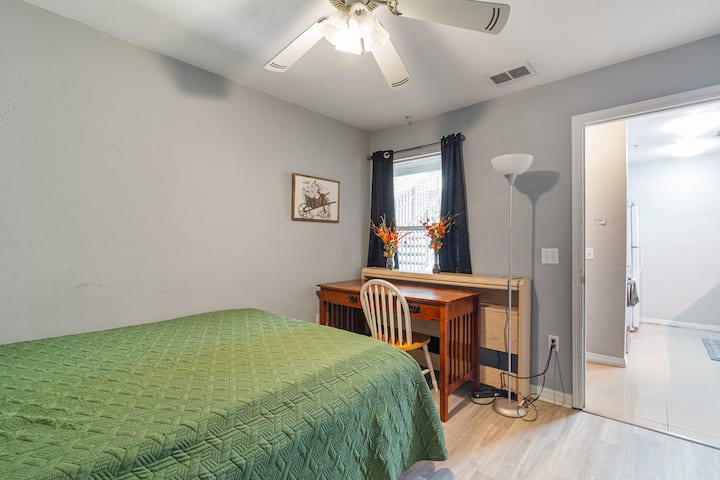 Splendid Private Bedroom - Gainesville, FL