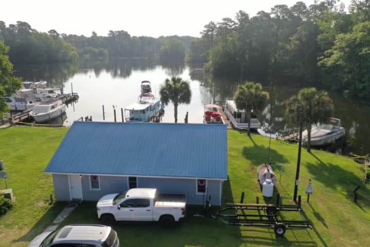 Lakefront Cabin Off I95, Bells Marina & Resort - Lake Marion, SC