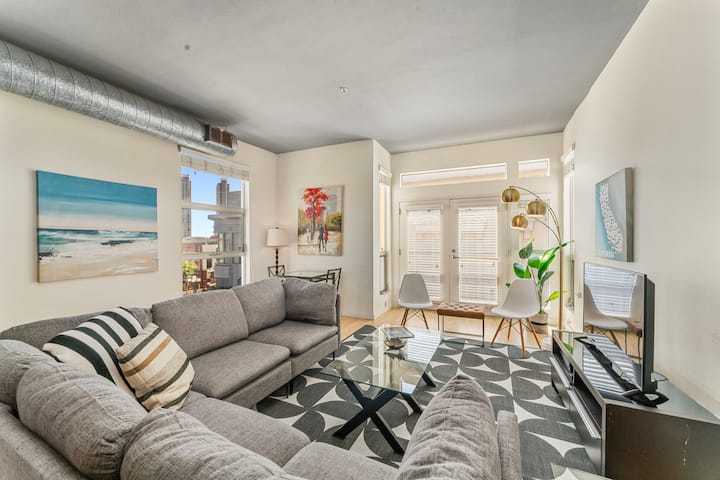 City Lights Loft W/free Parking, Balcony, King Bed - San Diego