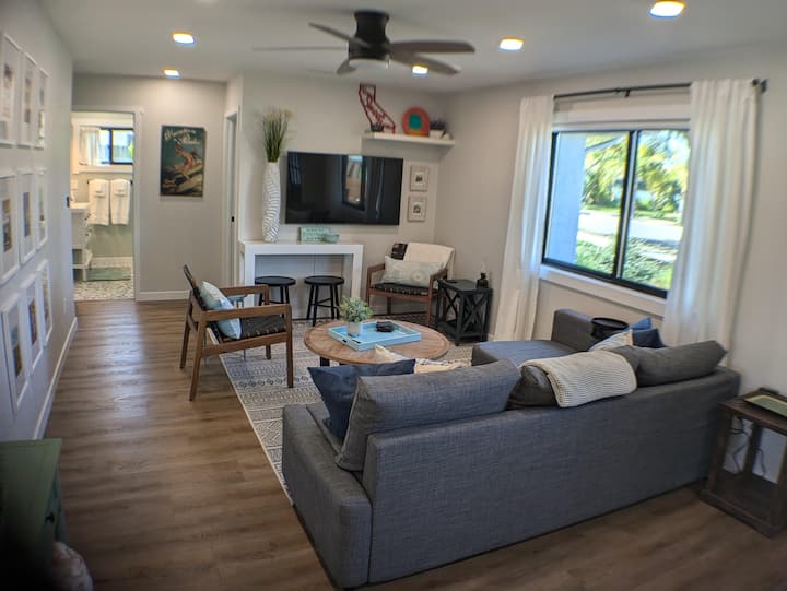 Cardiff Surf Bungalow
4 Beds 3 Bedrooms - Del Mar, CA