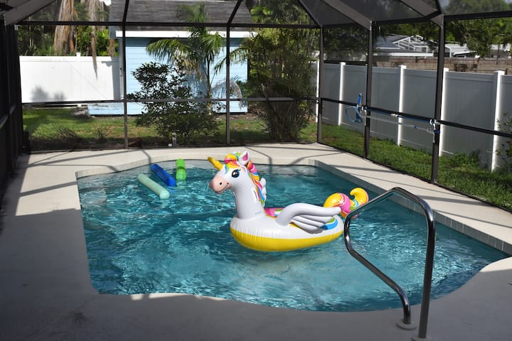 Free Heated Pool. The Blue House - Bradenton Beach