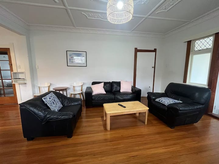 Spacious Retreat Near Ferry & Mall - Wellington