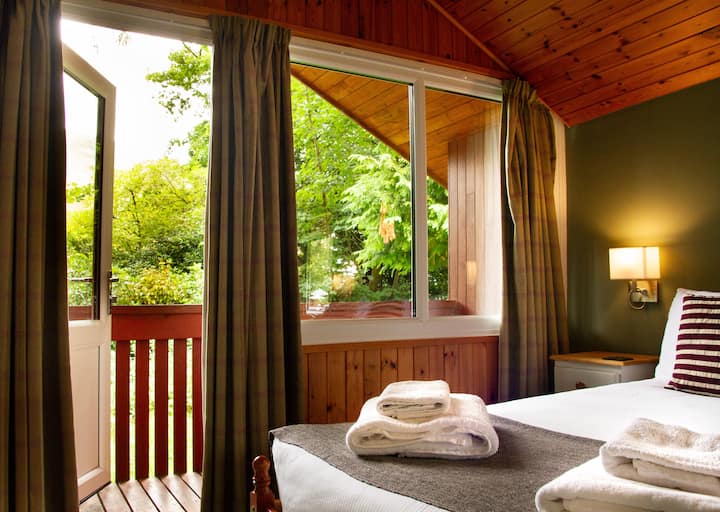 Rustic Retreat - 1960s Cedar Chalet - Glenridding