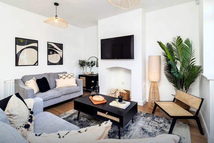 Stunning & Homely | Private Parking & Garden - Newcastle-under-Lyme