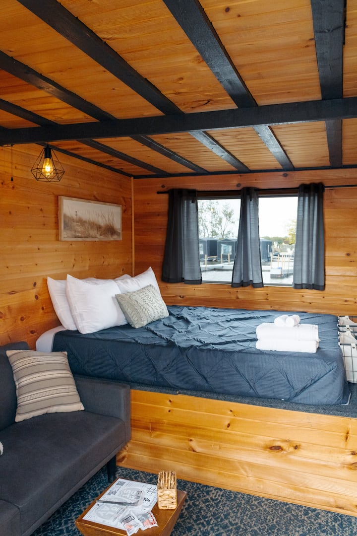 Escape On The Water-tinyhouseboat@sōlstay Resort - Sandusky