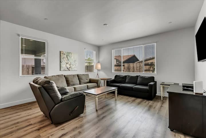 Chianti Ii (6 Queen Beds And 2 Full Beds) - Lemoore, CA