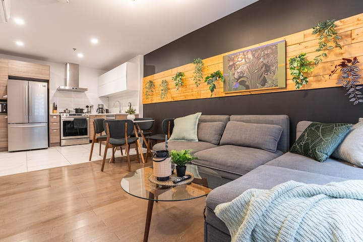 Modern Comfy Hub W/private Patio, Gym, Parking - Montréal, QC