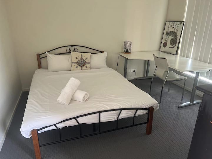 Jordan Springs Close To Park & Supermarket - Kingswood