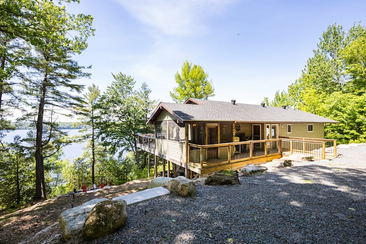 Spacious Three Mile Lake Cottage, Firepit, 2 Docks - Huntsville