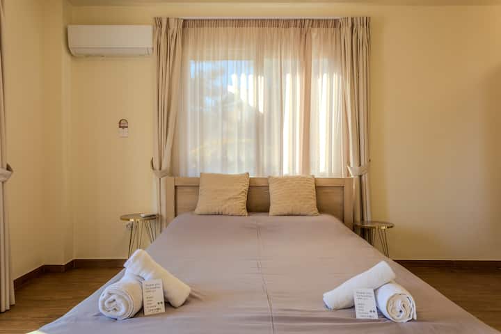Danaos Seaside Suite 002 With Pool In Tourist Area - Paphos