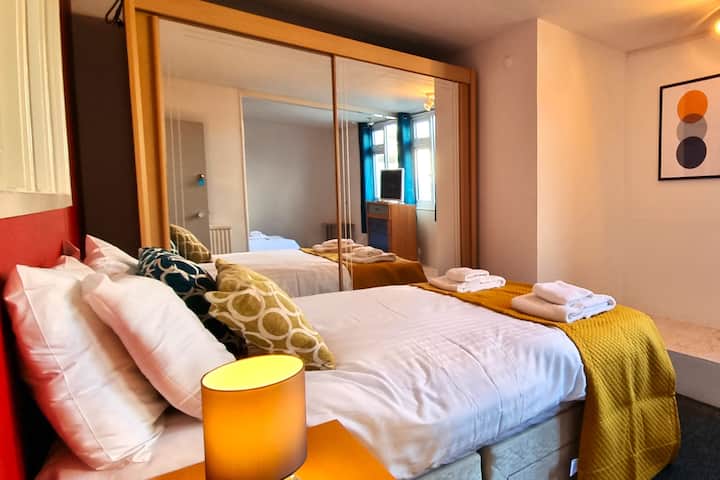 3 Bed, 3 Bath + Parking - Swindon