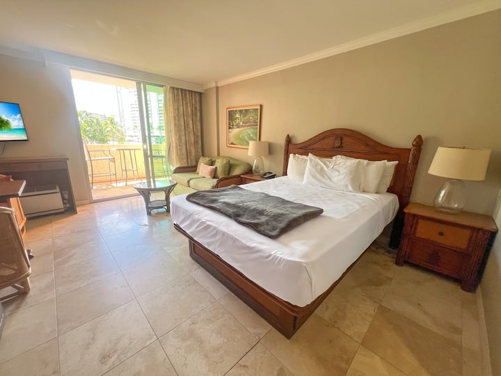 Radiant Luana Waikiki Studio | Private Lanai - Kāhala Beach, HI