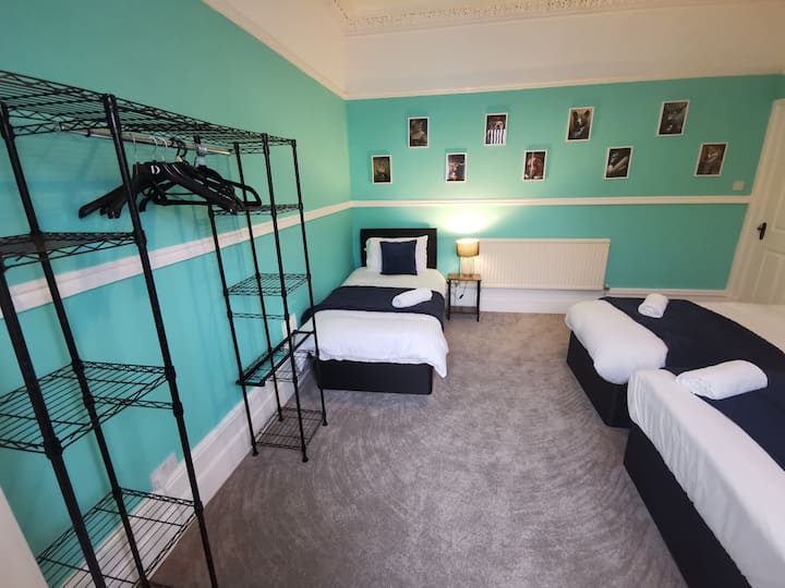 Spacious And Comfy 4 Bedroom House, Parking, Wifi - Birkenhead