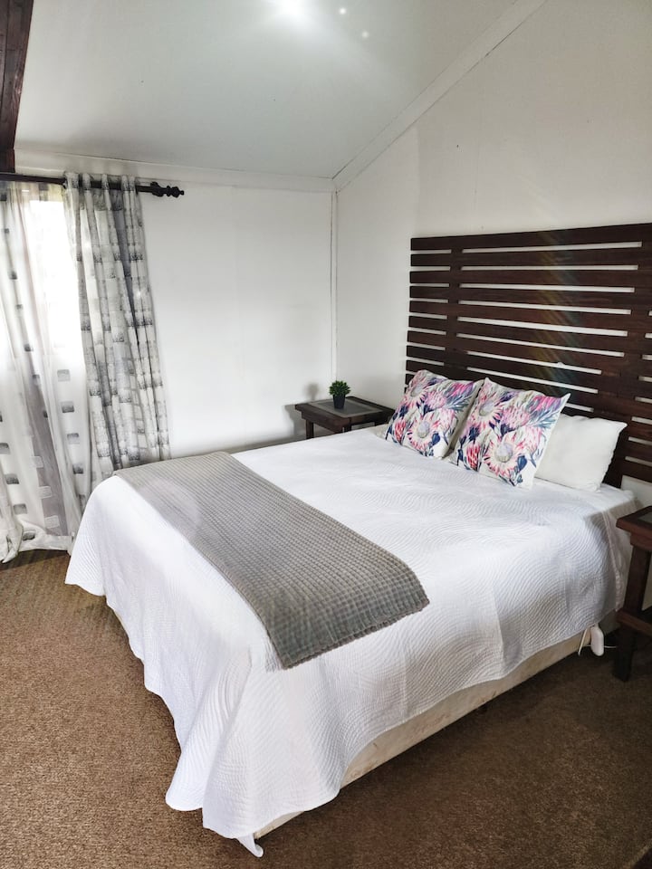 Queen Unit 4- Ensuite - Kestell