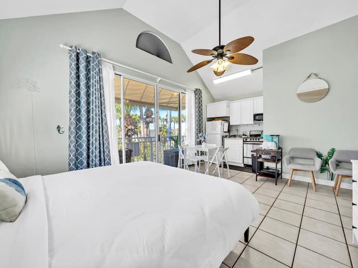 Beachside Bungalow~steps To Beach & Pool - Destin, FL