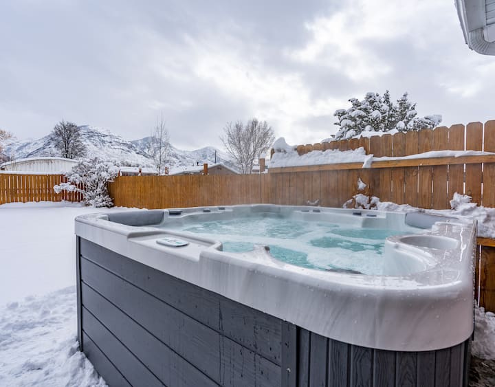 Hot Tub + Mountain Views | Near Byu & Ski Resorts - Provo, UT