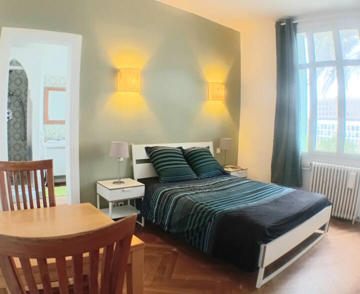 Grande Chambre Avec Salle De Bain Et Kitchenette - 