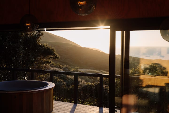 Foudre Suite W/hot Tub @ Barrelled Wines Raglan - Raglan